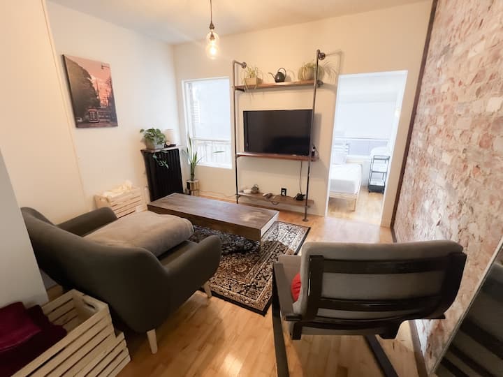 Entire Private 2nd Floor Suite In Downtown Core - Toronto, ON
