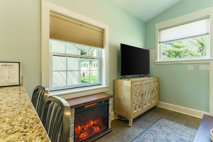 Private, Quiet, New Guest House 1 King Bed - Malvern, PA