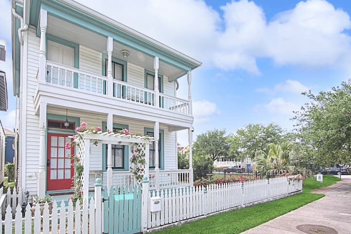 East End Cottage Near Utmb, Cruises, & The Strand - Galveston, TX