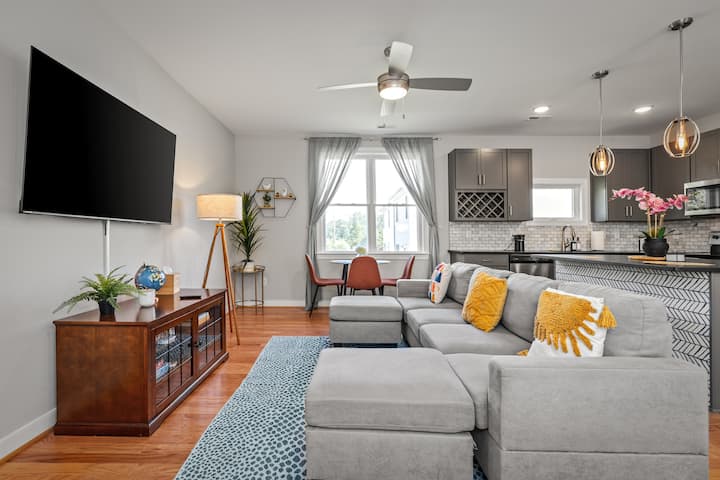Charming Duplex W King Beds! 8 Minutes To Downtown - Richmond, VA
