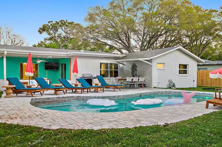 8 Min To Beach! Heated Pool, Fire Pit, Game Room - Redington Beach, FL