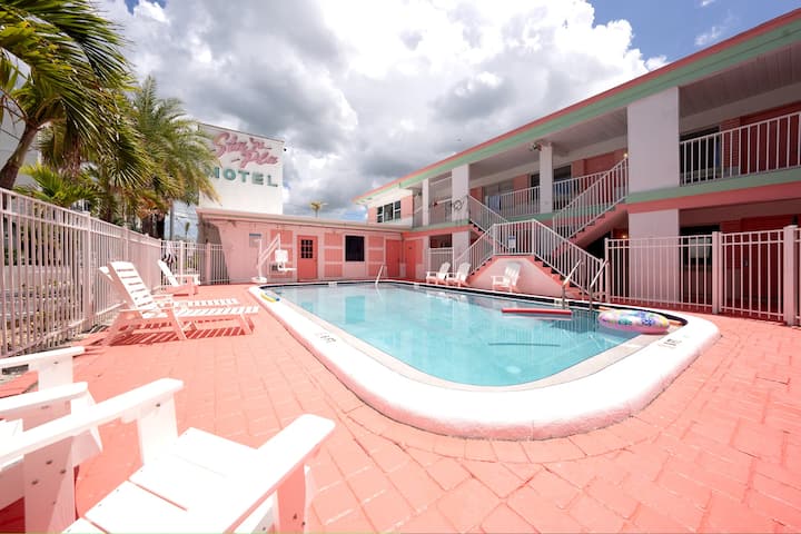 3 Min To Beach ~ Pool ~ Free Parking ~ Dock - Clearwater Beach