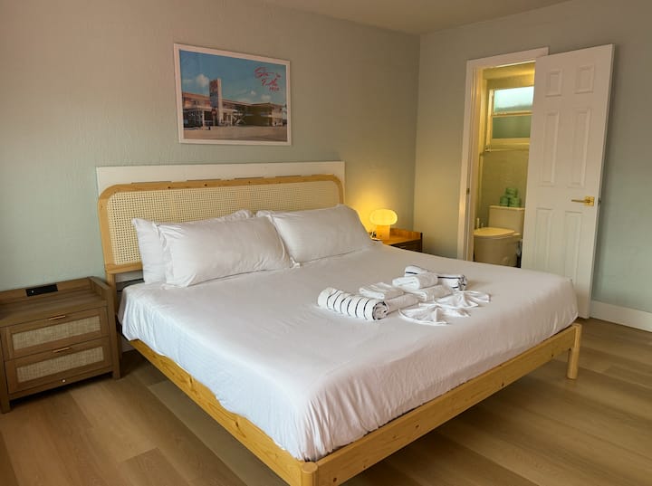 Vintage Vibe ~ 3 Min To Beach ~ Pool ~ - Clearwater Beach, FL