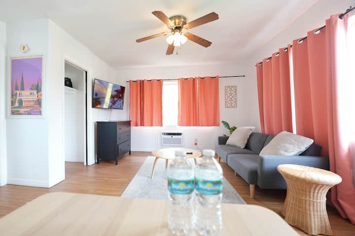 Coastal Sun Kissed Vibe ~ Free Parking - Clearwater Beach, FL