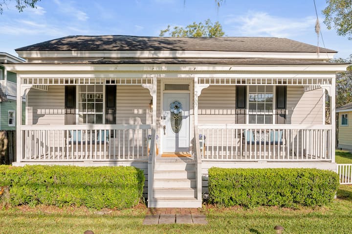 Charming Home W/king Bed Between Downtown & Beach - Savannah, GA