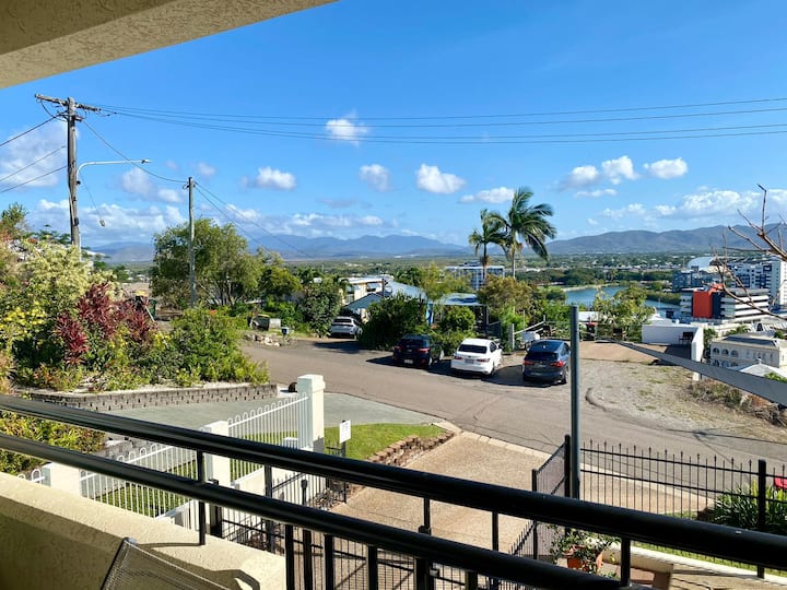 Spectacular Nightlights In This 3bed 2bath Apartme - Townsville