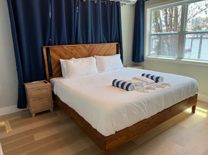 3 Min To Beach ~ Pool ~ Free Parking - Clearwater Beach, FL