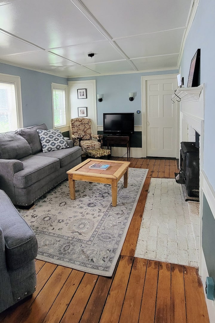 Quaint Dt Home W/patio, Parking - Dover, NH