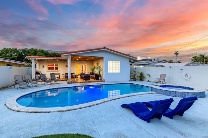 Central Miami Pool Home: Unwind And Relax - Doral, FL
