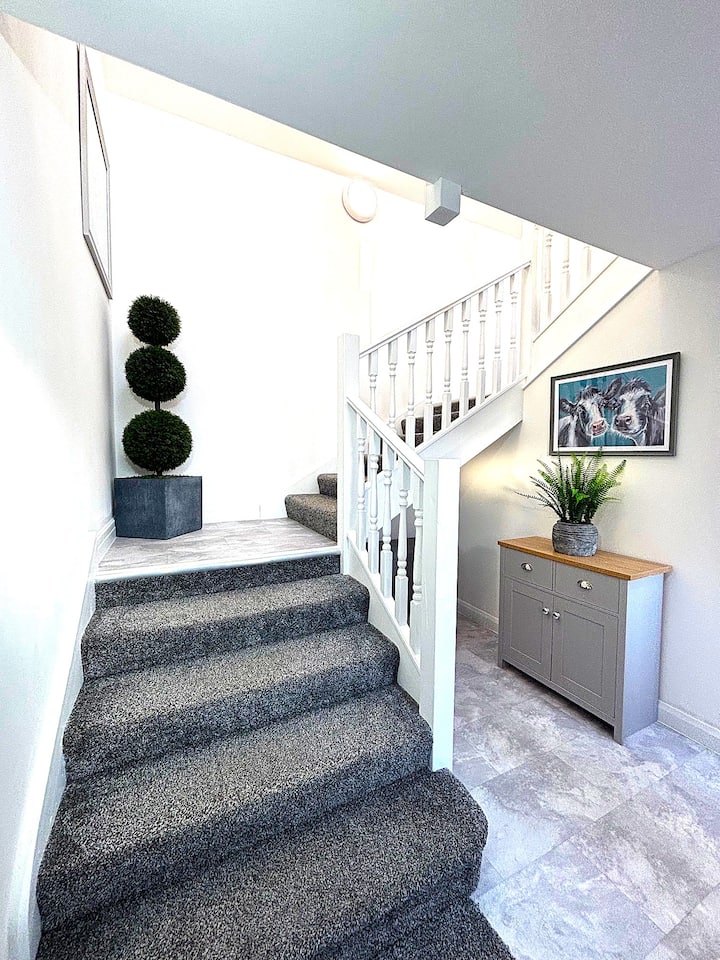 Modern 4 Bedroom House With Private Parking - Cardiff