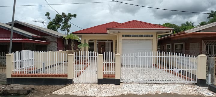 Uitvlugt, Vrijstaande Woning - Paramaribo
