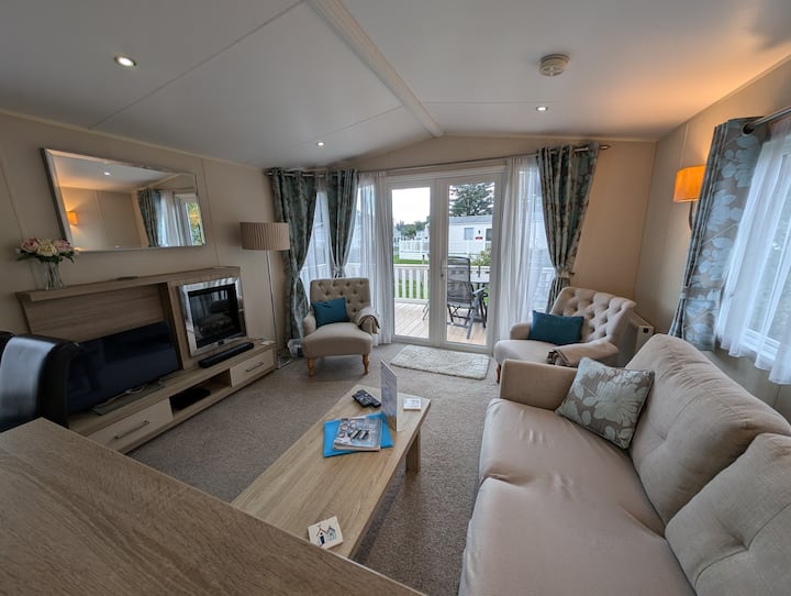 Dog-friendly 2br, 2ba Family Haven By Avon Beach - Christchurch, UK