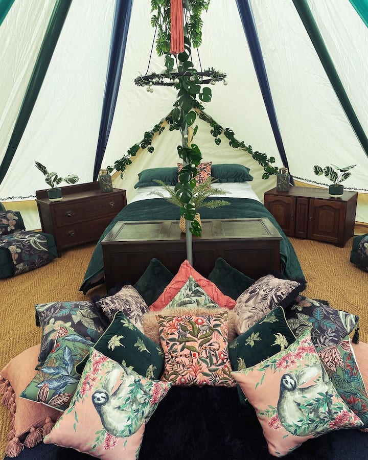 Hollington Park Glamping - The Jungle Tent - Newbury