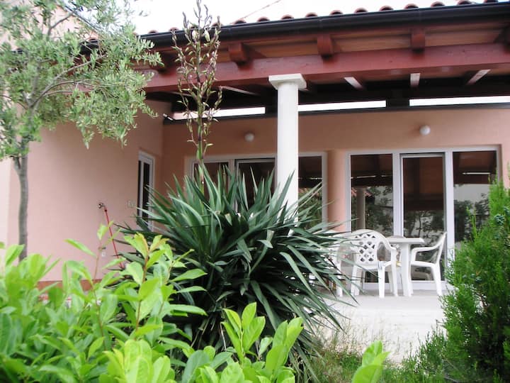 Independent Room With Bathroom And Teras, Apartman - Pula