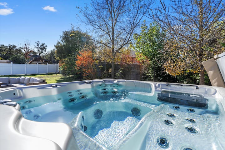 Modern 4br Retreat | King Primary Suite | Hot Tub! - Georgetown, TX
