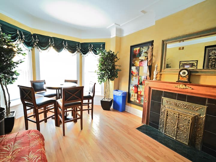 City Villa Sleeps 10-20 Free Parking & Tv - Chicago, IL