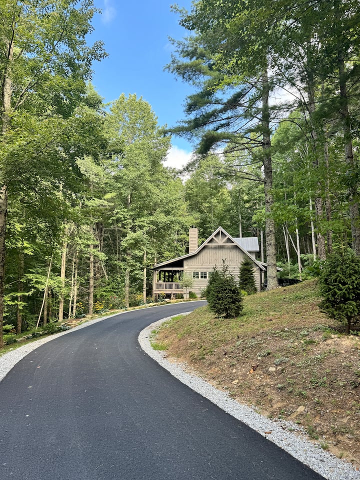 Charming Highlands Cottage | Hot Tub | Fireplace | - Highlands, NC