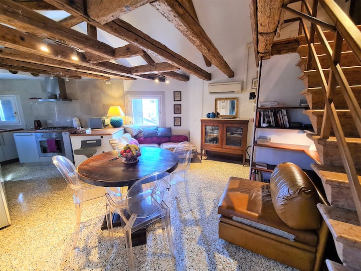 Luminosa Mansarda Storica Zona Arsenale E Biennale - Lido