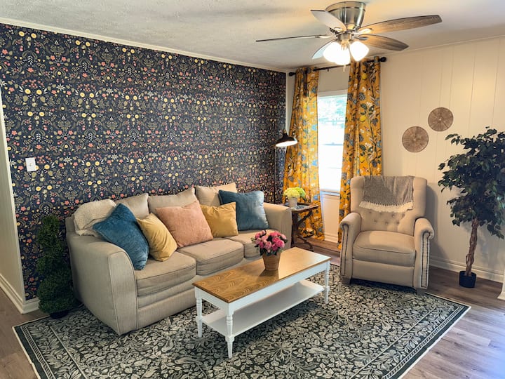Serenity Escape- 1/2 Mi From Covington Square - Covington, GA