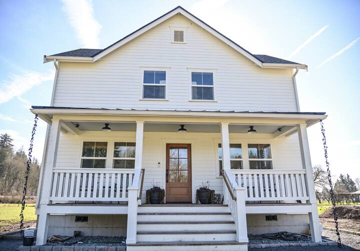 Prairie Cottage, A Fresh Farmhouse - Monroe, WA