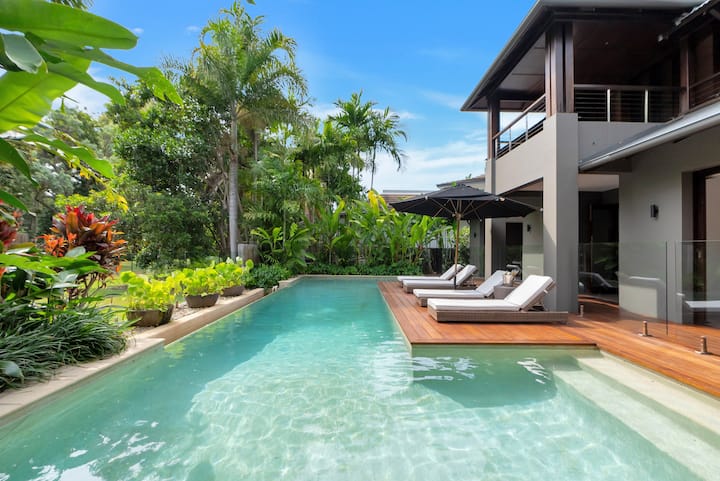 Villa Omaroo—tropical Luxury Redefined - Port Douglas