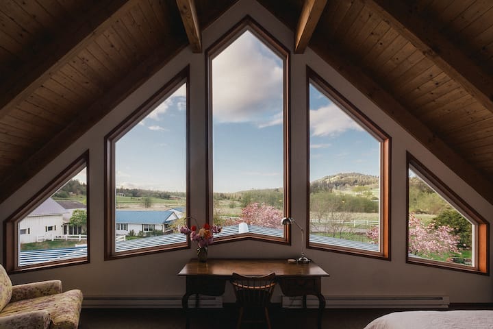 Saturn's Return - Farm & Inn | Deluxe King - Orcas Island, WA