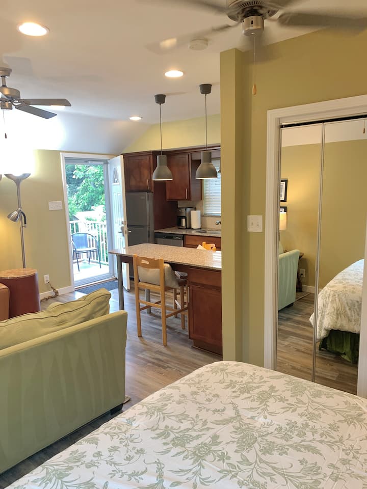 Private And Perfectly Located By Greenville Ave. - Dallas, TX