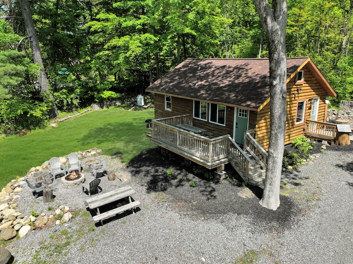 Pet Friendly Cabin W/ Workspace - Walk To Beach - Lake George, NY