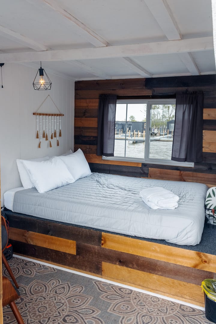 Midnight Retreat Houseboat @ Sōlstay Marina - Sandusky