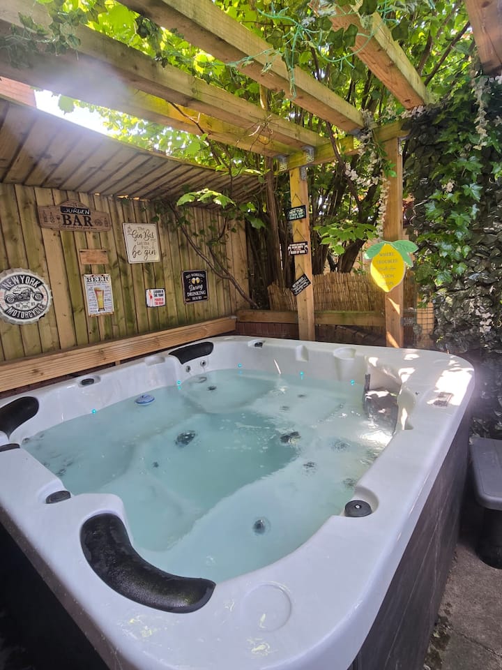 Elegant 2 Bed W/ Hot Tub And A Host Of Amenities! - 