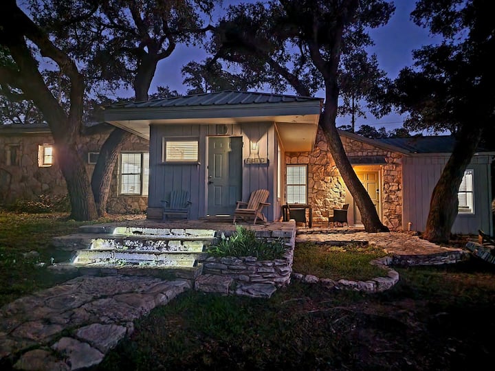 Bohemian Cottage Overlooking Lake Austin -D - Austin, TX