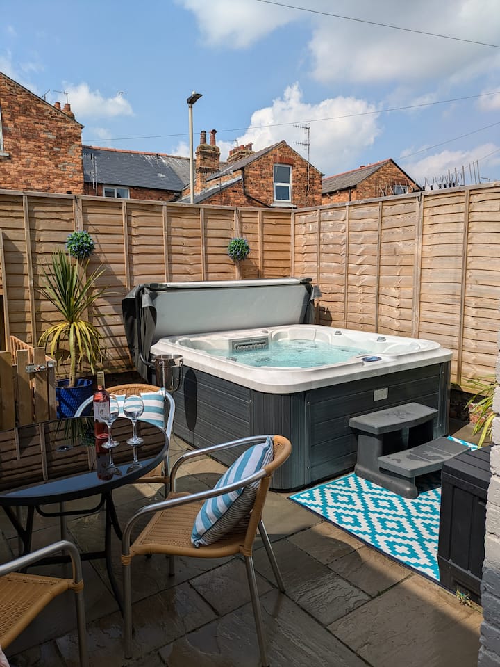 Seaside Escapes - With Relaxing Hot Tub! - Scarborough
