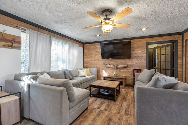 Cabin House | Sauna | Hot Tub | Centrally Located - Warren, MI