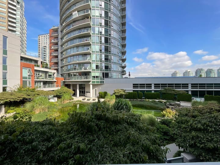 Central 3br Suite W/ Pond View & Luxe Amenities - Vancouver