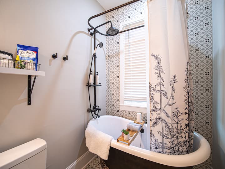 Marietta Square's Home Away! - Marietta, GA