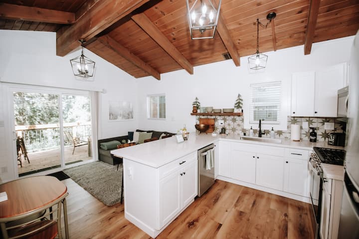 Cozy Green Cabin Crestline- Hot Tub/ Walk To Town - Crestline, CA