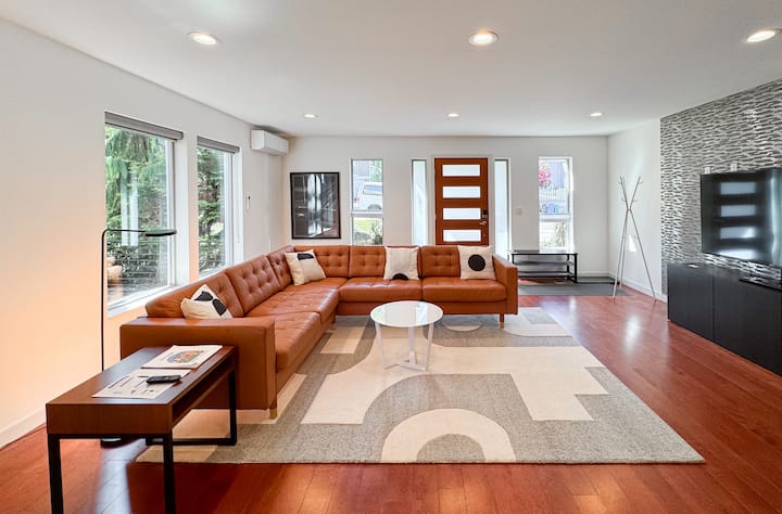 Modern Spacious & Luxurious Seattle Home - Seattle, WA