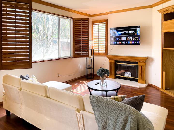 Spacious Serene Home By Sycamorepark | Honesthomes - Riverside, CA