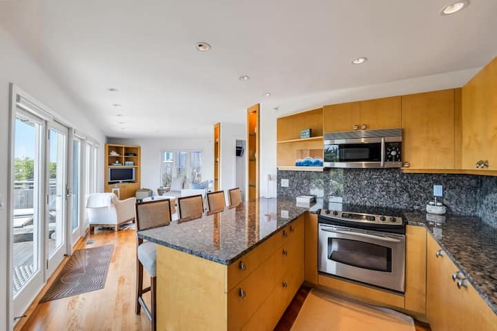 Salty Breeze & Sea Views | 2br/2ba Cottage Getaway - Montauk, NY