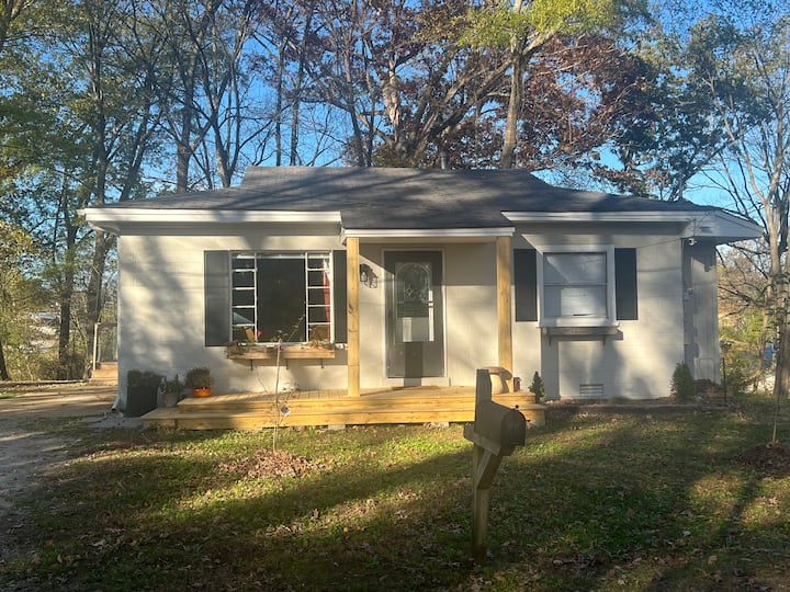 University Cottage - Henderson, TN