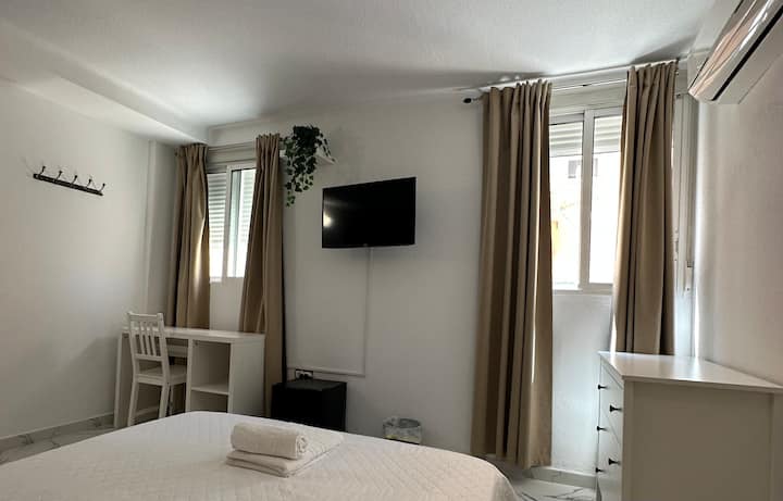 Habitación Doble De Hotel En Vélez-málaga - Torre del Mar