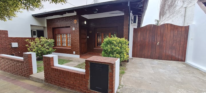 Casa Familiar Con Parrilla Y Patio Compartido - Tandil