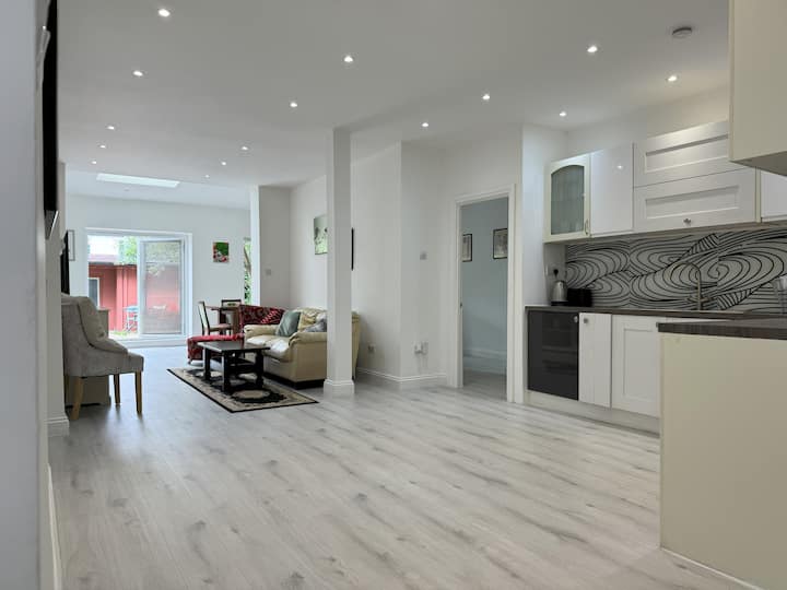 Chic & Accessible 3-bed London - Bromley