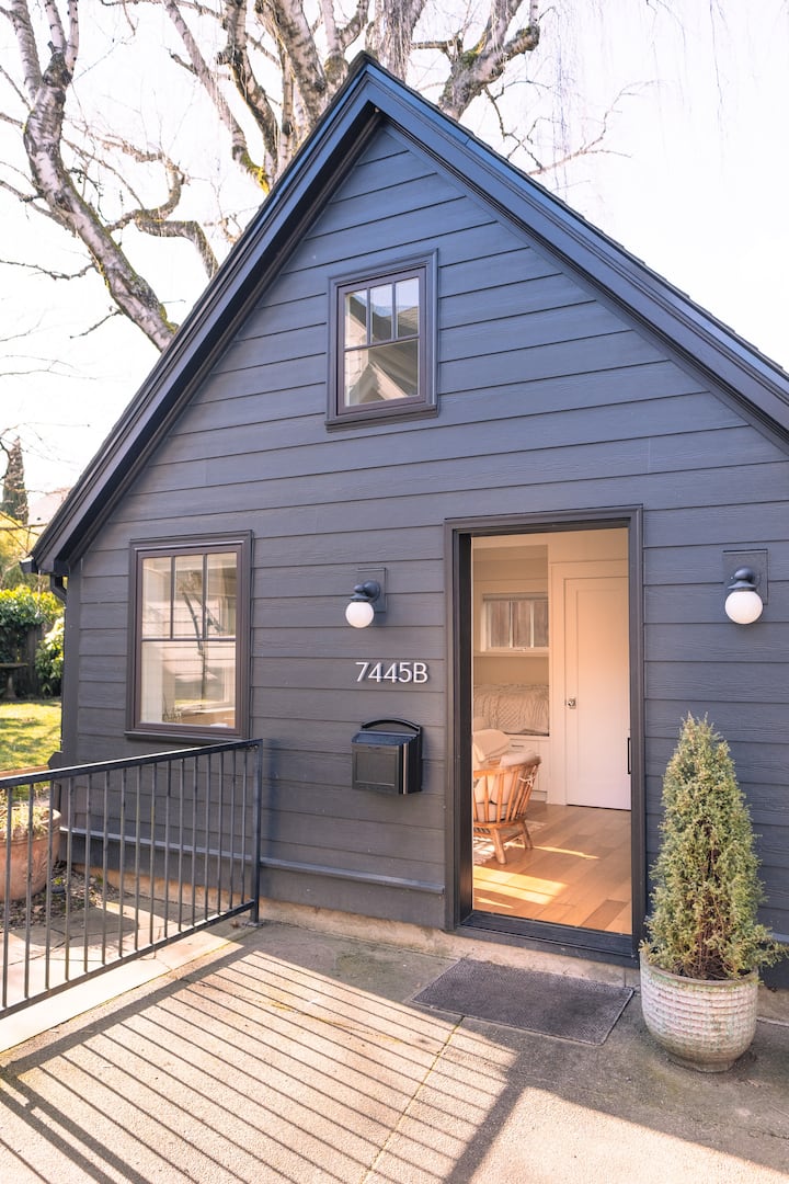 Eastmoreland Guesthouse | Quiet, Cozy & Inviting - Lake Oswego, OR