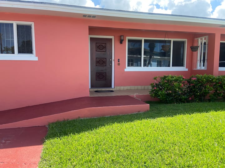 Work Friendly Apartment Near Airport - Nassau