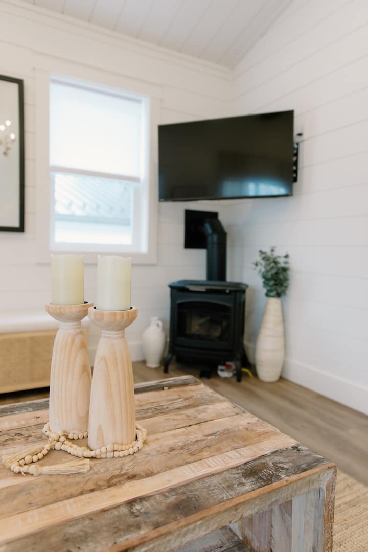 The Beach Cabin: Hot Tub/bbq/ Sauna/waterfront - Kawartha Lakes
