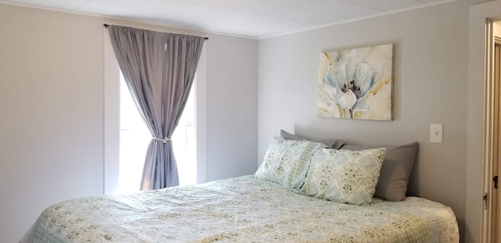 Bright, Cozy Apartment Near Falmouth Center - Woods Hole, MA