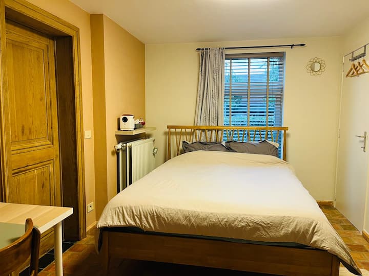 Sometimes - Kamer Met Bureau En Tv - Izegem