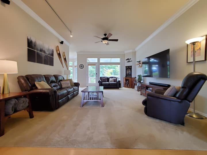 Hilltop Retreat - Hot Tub, Game Garage And Views! - Sequim, WA