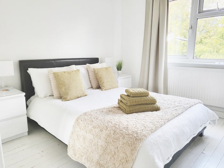 Lovely, Welcoming Home In South West London - London